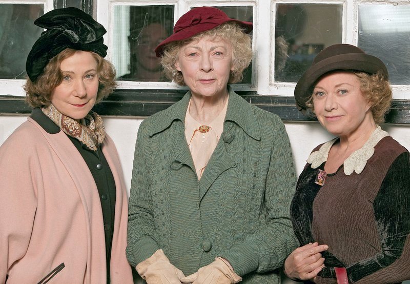 [01x04] Ein Mord wird angekündigt (A Murder is Announced) - Agatha ...