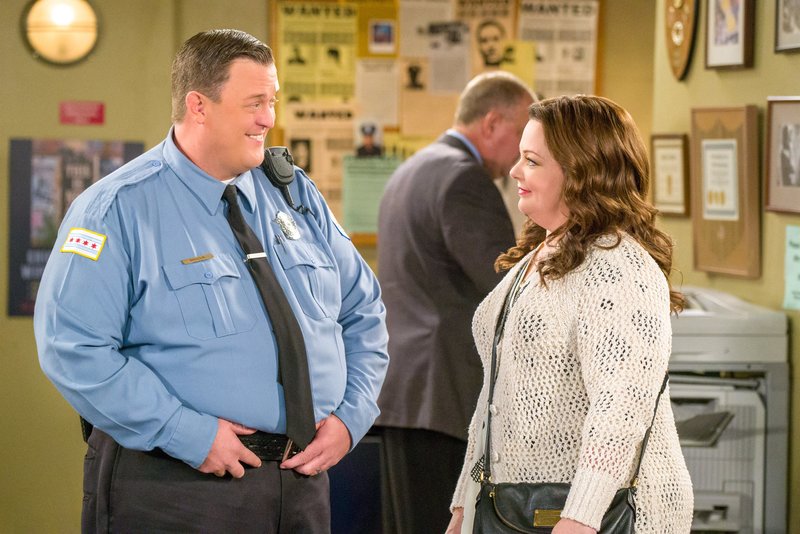 Mike & Molly: Der Super-Cop (Super Cop) [S06E04] – TV Wunschliste