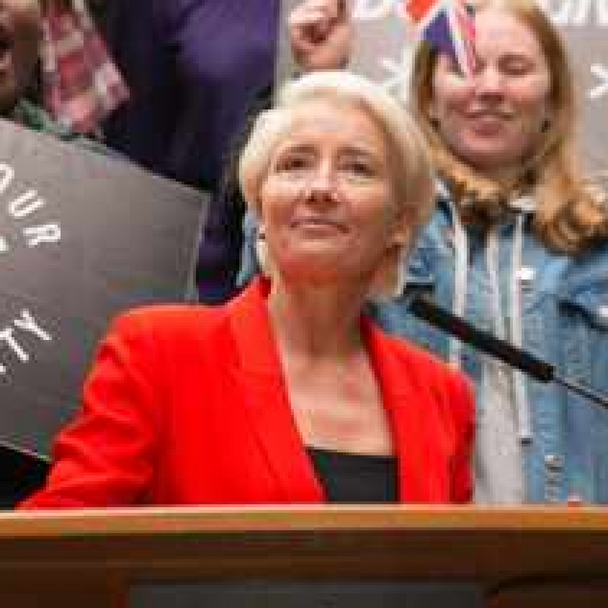 Trailer zu BBC One-Serie "Years And Years" von Russell T. Davies ...