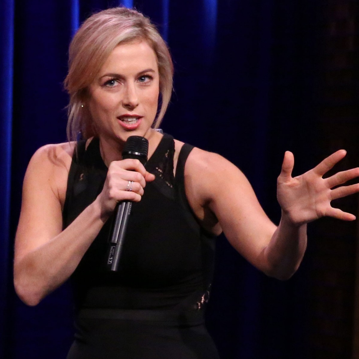 CBS bestellt Sitcom-Pilot mit Iliza Schlesinger - Stand-up-Comedienne ...