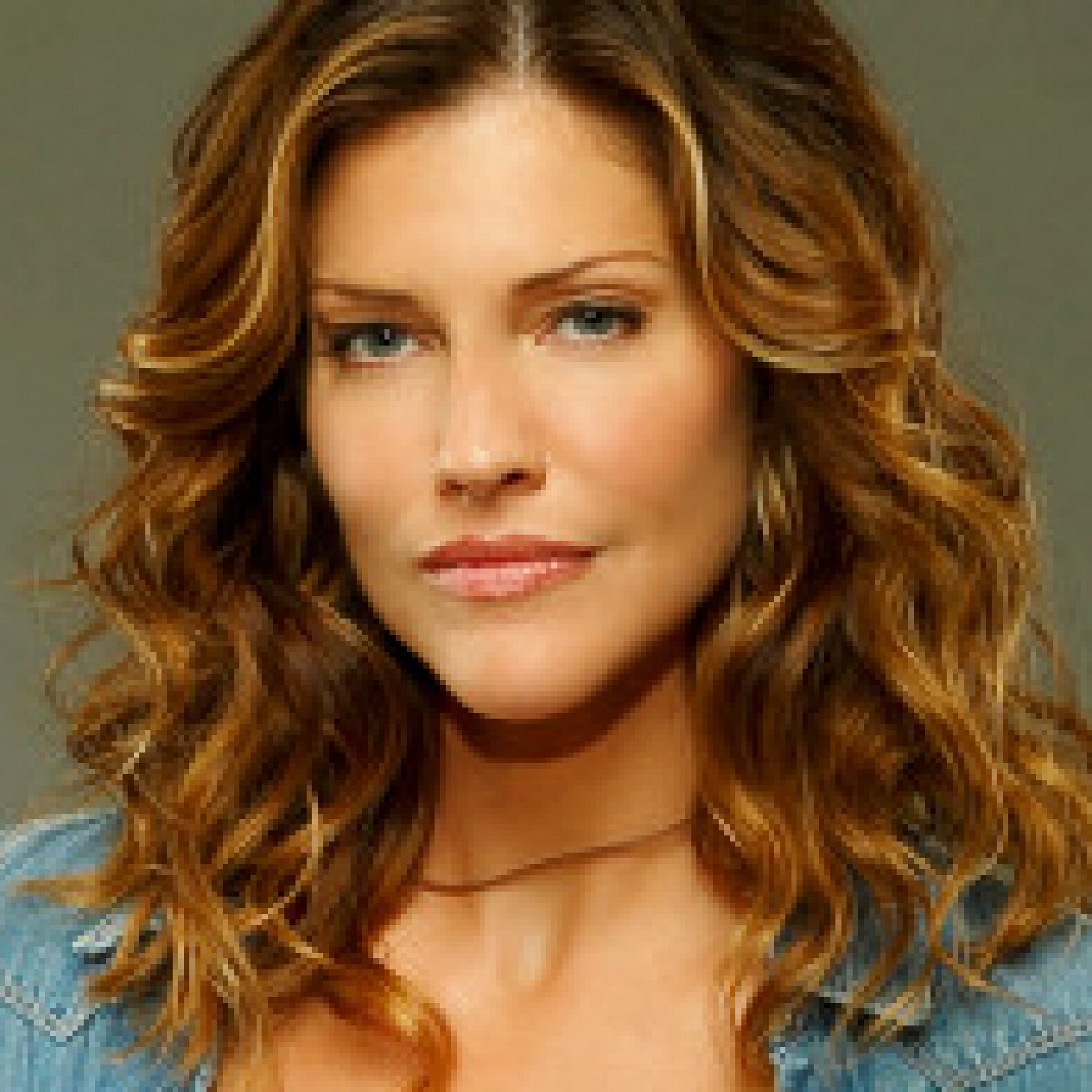 Lucifer Darstellerin Tricia Helfer Wird In Van Helsing Zu Dracula